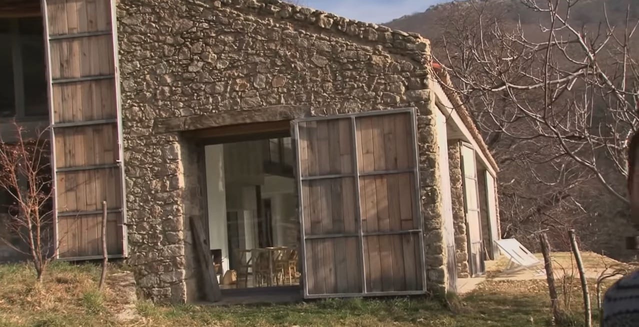Abandoned stable becomes off-grid, luxurious family dream home - Civil ...