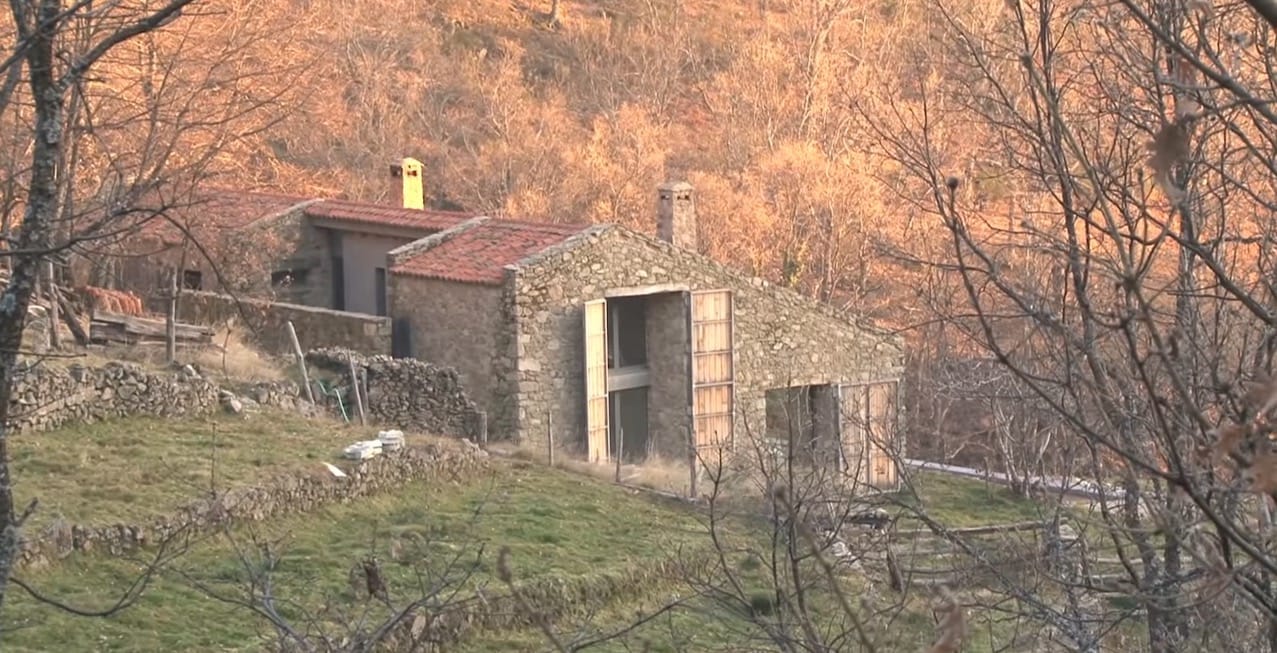 Abandoned stable becomes off-grid, luxurious family dream home - Civil ...