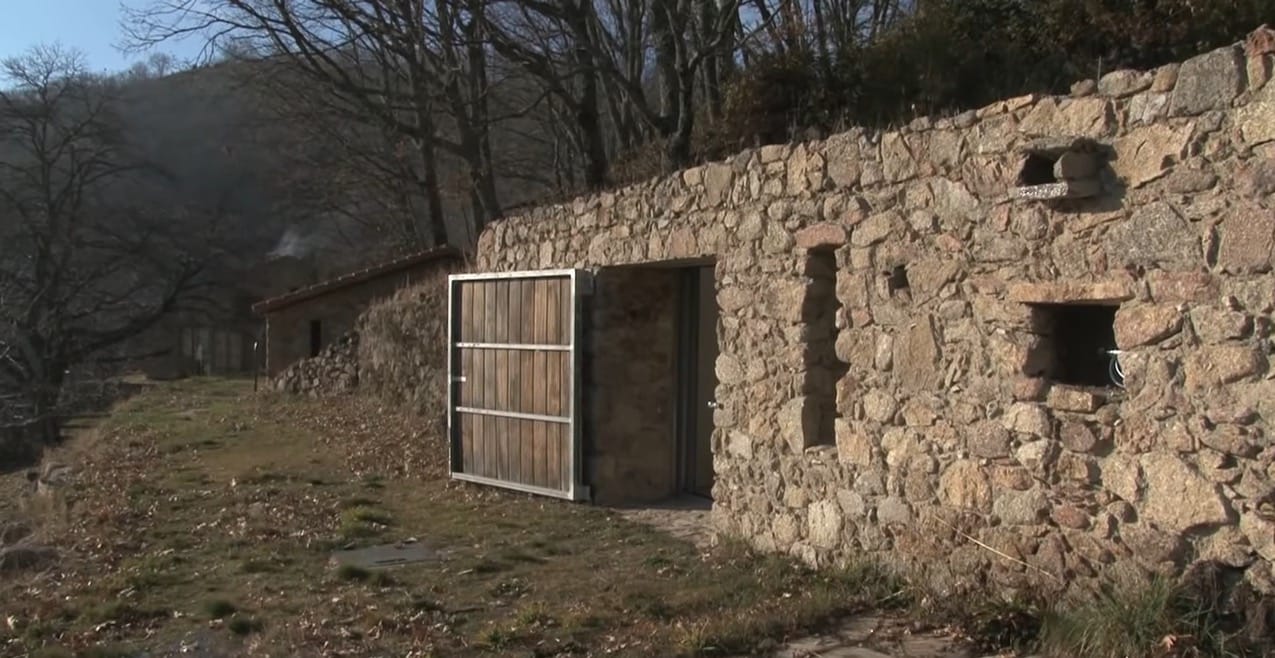 Abandoned stable becomes off-grid, luxurious family dream home - Civil ...