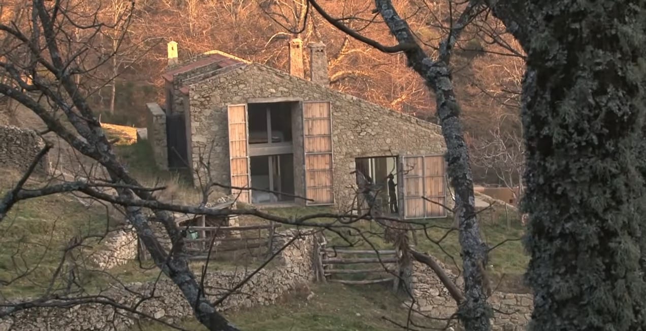 Abandoned stable becomes off-grid, luxurious family dream home - Civil ...